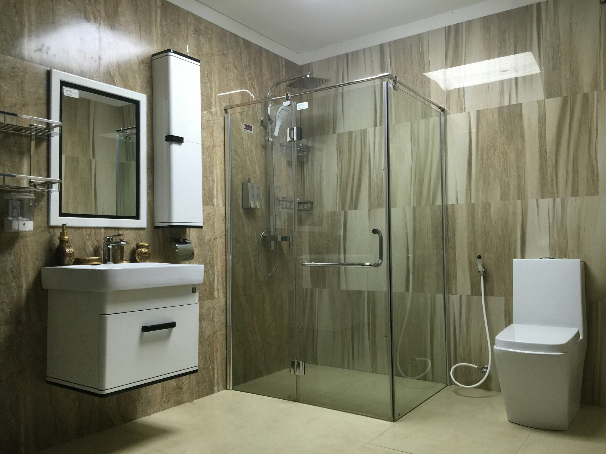 5 Cara Mudah Agar Kamar Mandi Sempit Terlihat Lebih Luas - Inspirasi ...