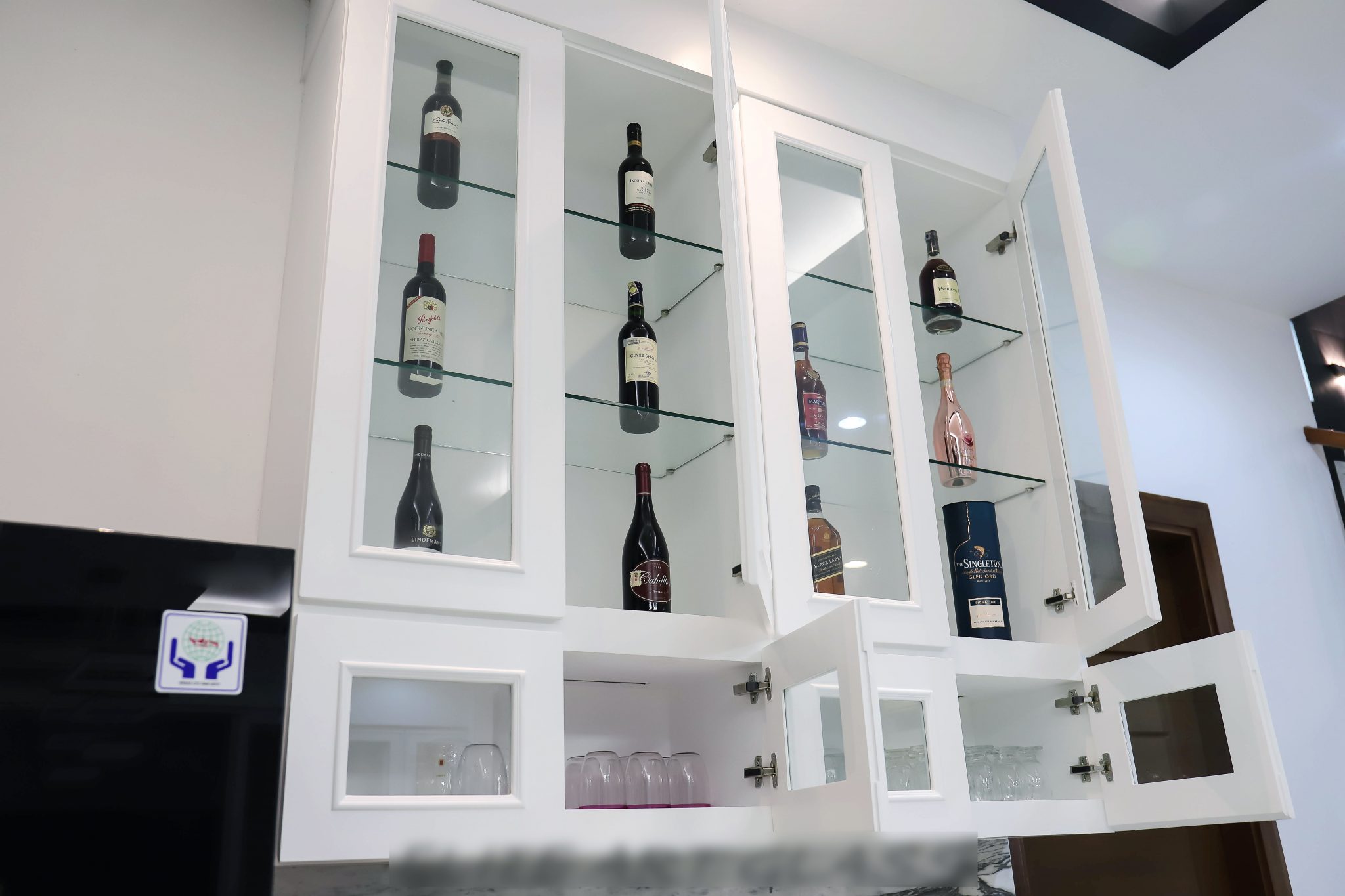 10+ Model Lemari Kaca Untuk Ruangan Jadi Lebih Lega - Inspirasi Graha Elite